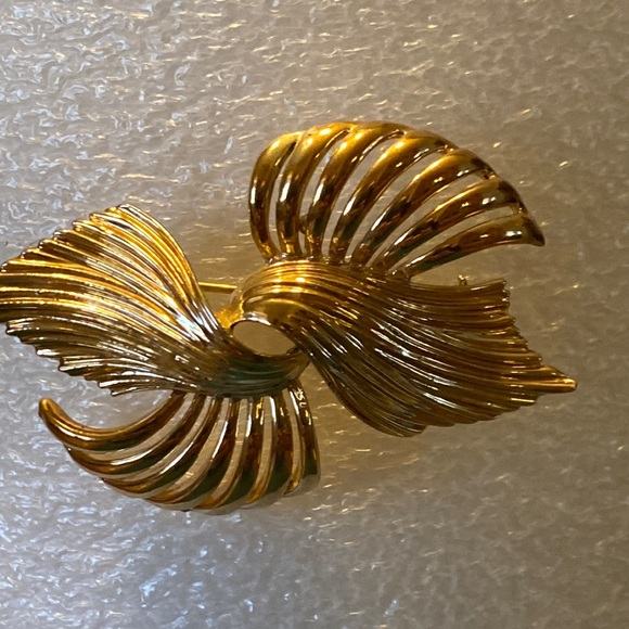 Accessories | Vintage Gold Brooch With Stick Pin Clamp Closure | Poshmark